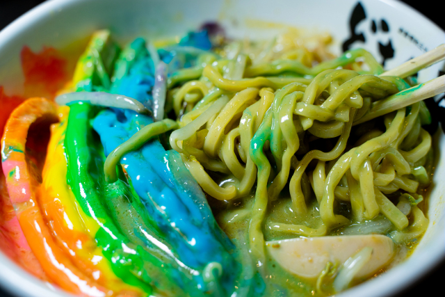 We try rainbow ramen, the happy noodles people in Japan are going crazy ...