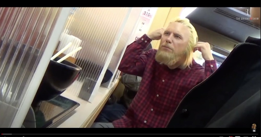 Host King Roland goes to Akihabara disguised as a foreign otaku 【Video ...