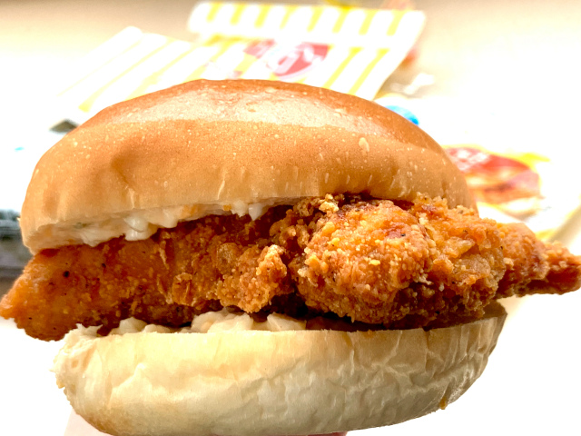 We try the new Famichiki Burger from Family Mart | SoraNews24 -Japan News-