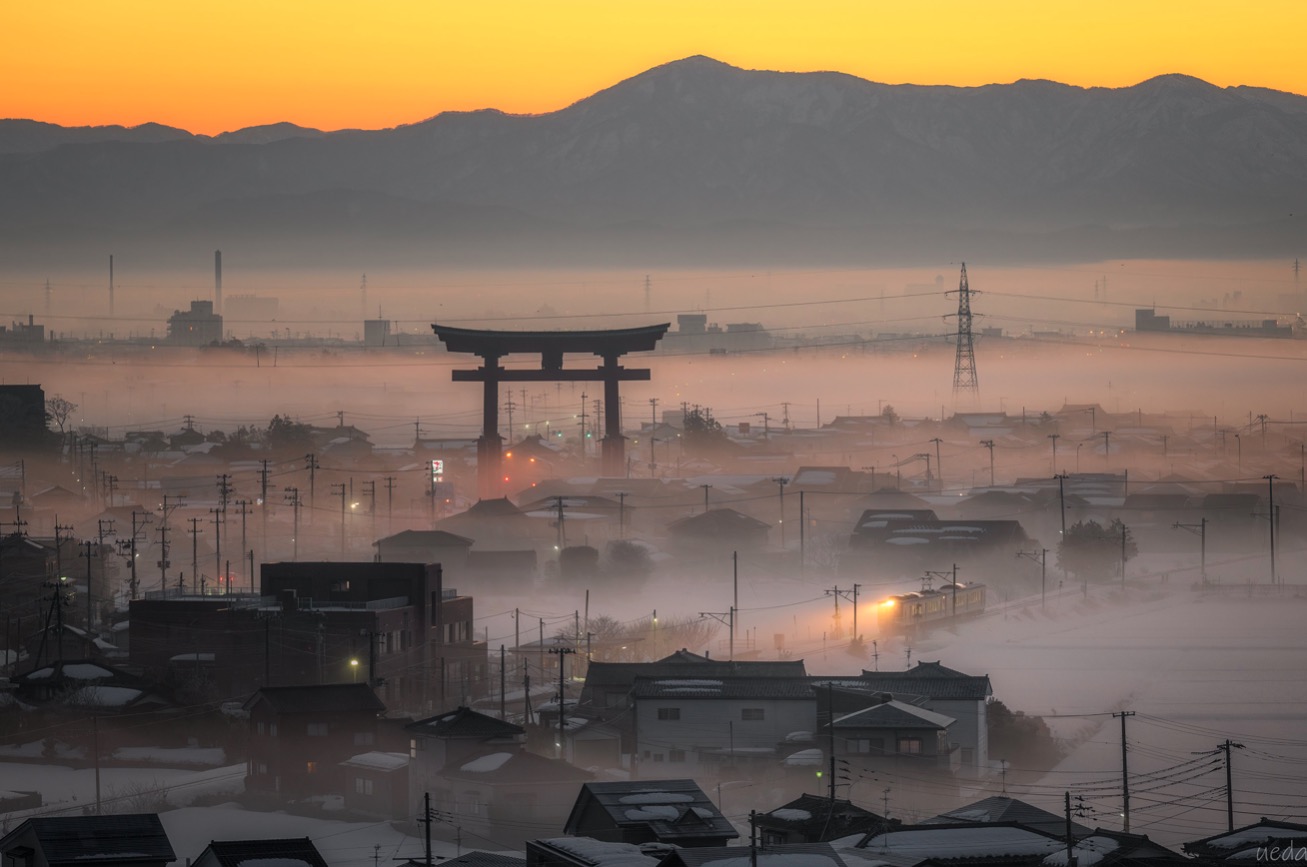Pre-dawn photo of Mt. Fuji looks almost too beautiful to be real ...