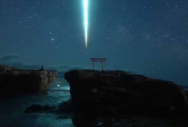 Stars align and magic happens in meteor shrine photos from Japan coast ...