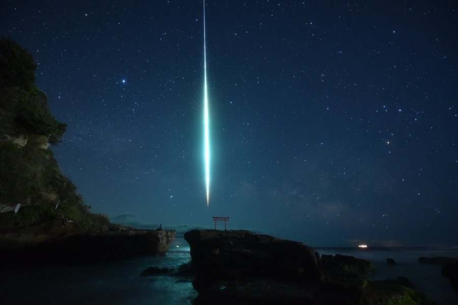 Stars align and magic happens in meteor shrine photos from Japan coast ...
