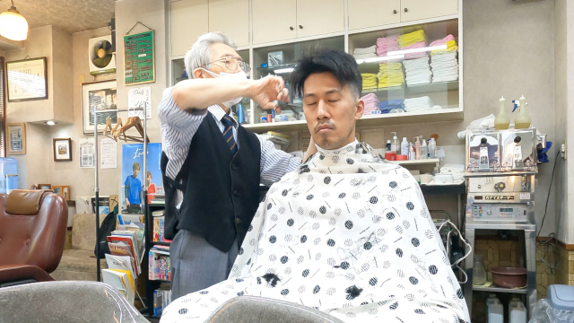 What it’s like to get a haircut at Japan’s oldest barber shop ...