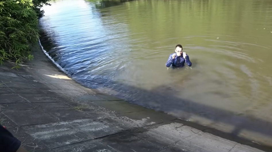 Japanese active coast guard demonstrates how dangerous it is to fall ...