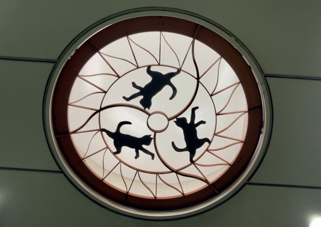 The Japanese train station famous for mysterious dancing cats ...