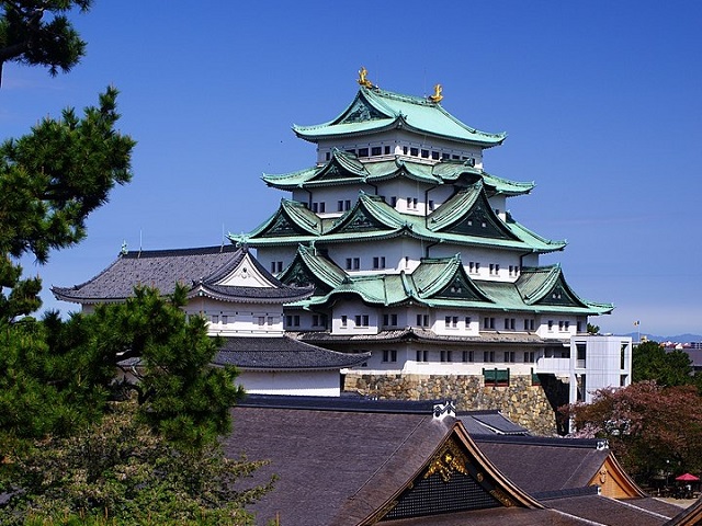 Mythical Japanese beast statues fly through air on copter ride back to ...