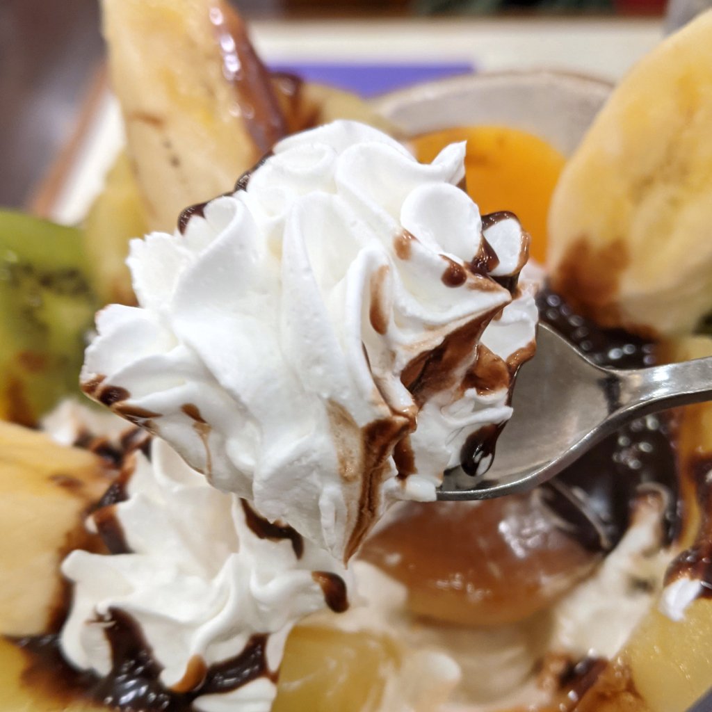 Japan’s Super Colossal Mega Parfait is so freakishly huge it comes in a ...