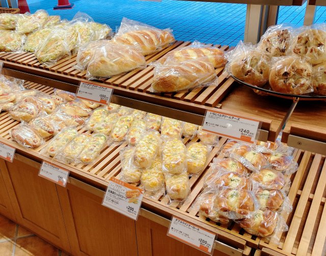 Mr. Sato stuffs himself at an all-you-can-eat bakery event and ascends ...