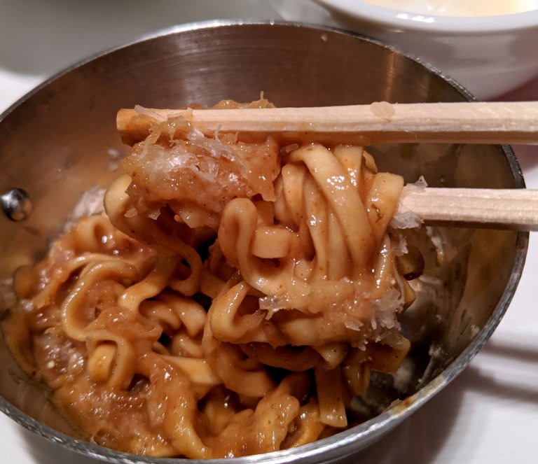 We try a Tokyo luxury hotel’s fancy Cup Noodle buffet items, eat best ...