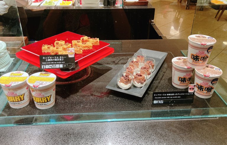 We try a Tokyo luxury hotel’s fancy Cup Noodle buffet items, eat best ...