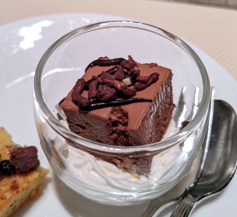 We try a Tokyo luxury hotel’s fancy Cup Noodle buffet items, eat best ...