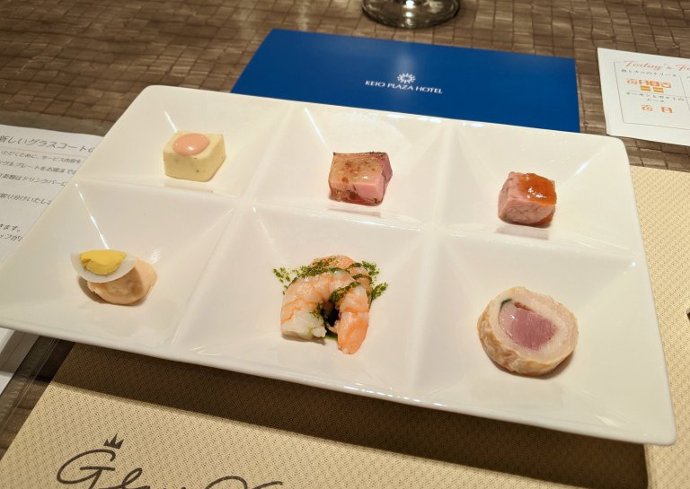 We try a Tokyo luxury hotel’s fancy Cup Noodle buffet items, eat best ...