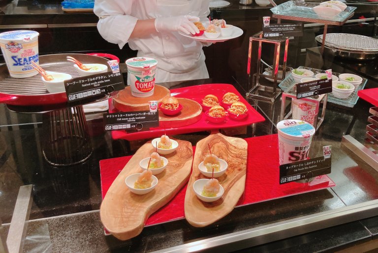 We try a Tokyo luxury hotel’s fancy Cup Noodle buffet items, eat best ...