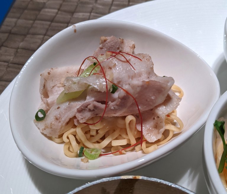 We try a Tokyo luxury hotel’s fancy Cup Noodle buffet items, eat best ...