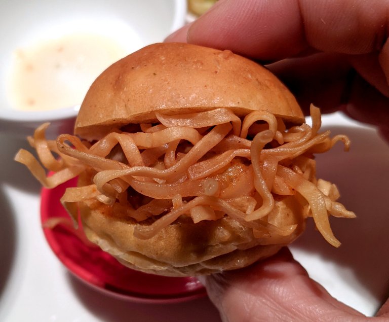 We try a Tokyo luxury hotel’s fancy Cup Noodle buffet items, eat best ...