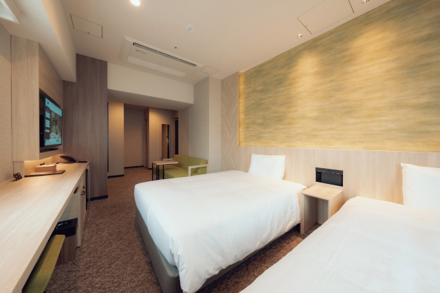 Samurai, ninja, and anime butlers join dinosaur staff at Tokyo’s “Weird ...