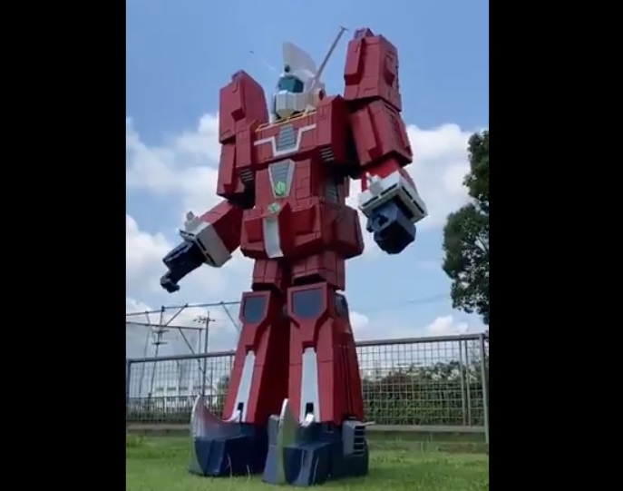 Amazing anime robot cosplayer takes his dog for a walk wearing his ...
