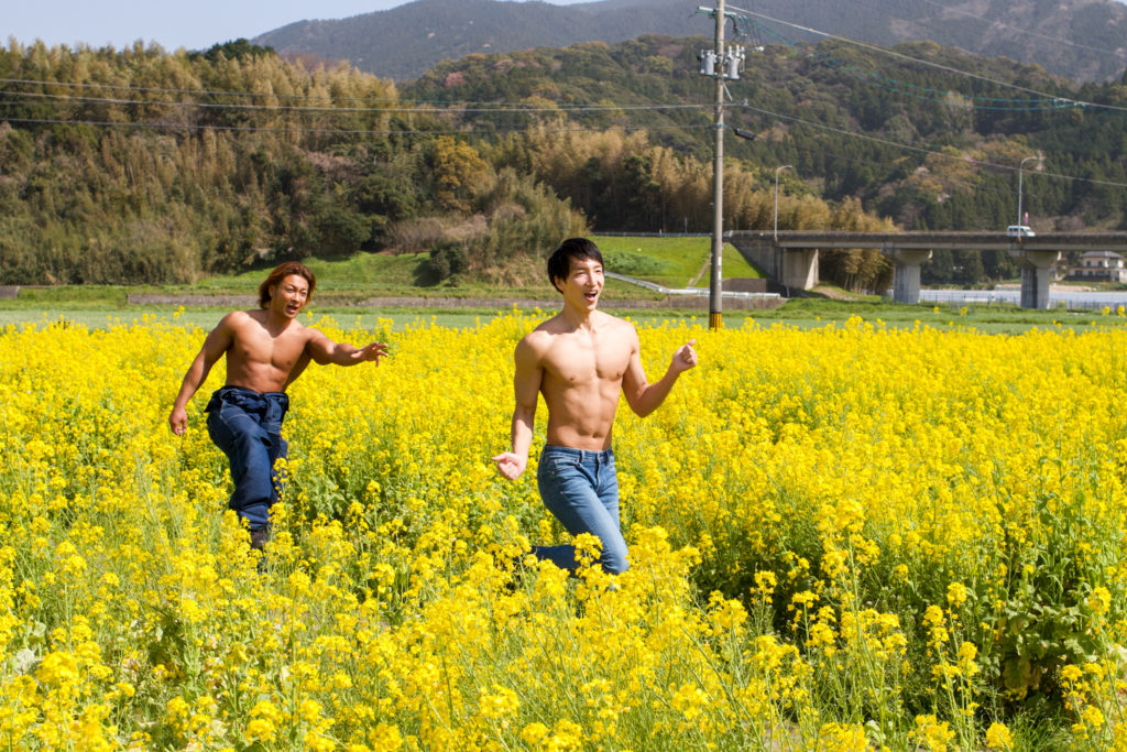 Muscly Japanese men fill stock photo site with hilarious poses in ...