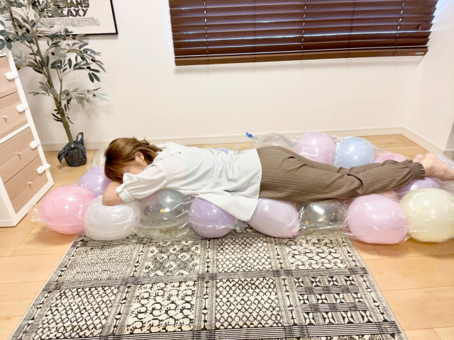 100-yen shop furniture: we made a balloon bed you can actually sleep on ...