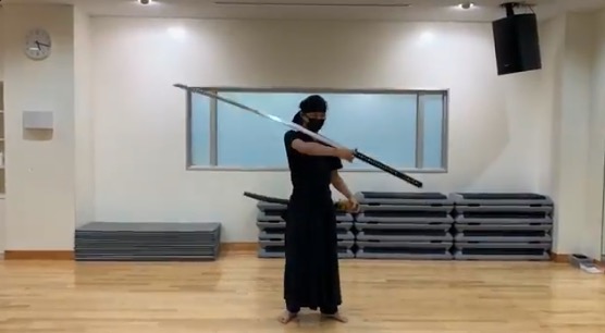 Sephiroth in real life? How to unsheathe a massive 6.8-foot samurai ...