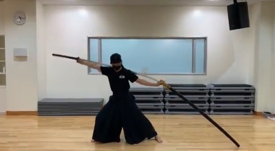 Sephiroth in real life? How to unsheathe a massive 6.8-foot samurai ...