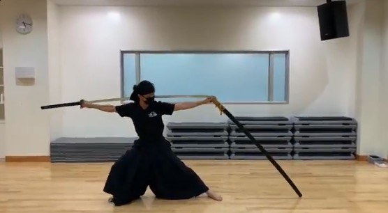 Sephiroth in real life? How to unsheathe a massive 6.8-foot samurai ...