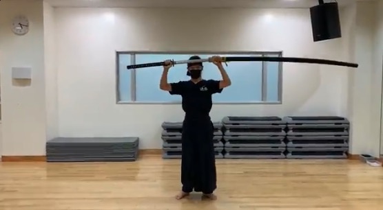 Sephiroth in real life? How to unsheathe a massive 6.8-foot samurai ...