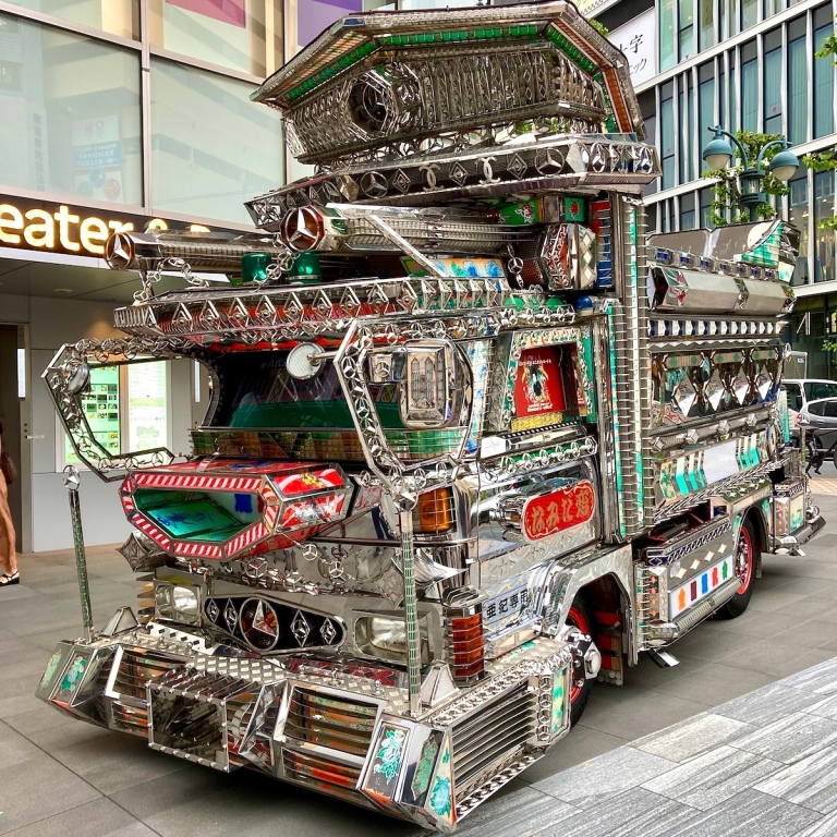 We spot the legendary dekotora Aki Kannon, dedicated to actress and ...