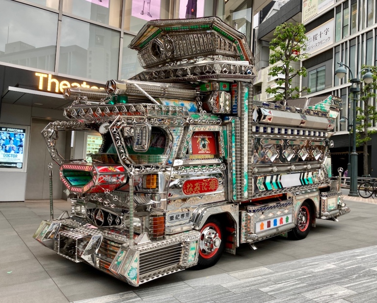 We spot the legendary dekotora Aki Kannon, dedicated to actress and ...