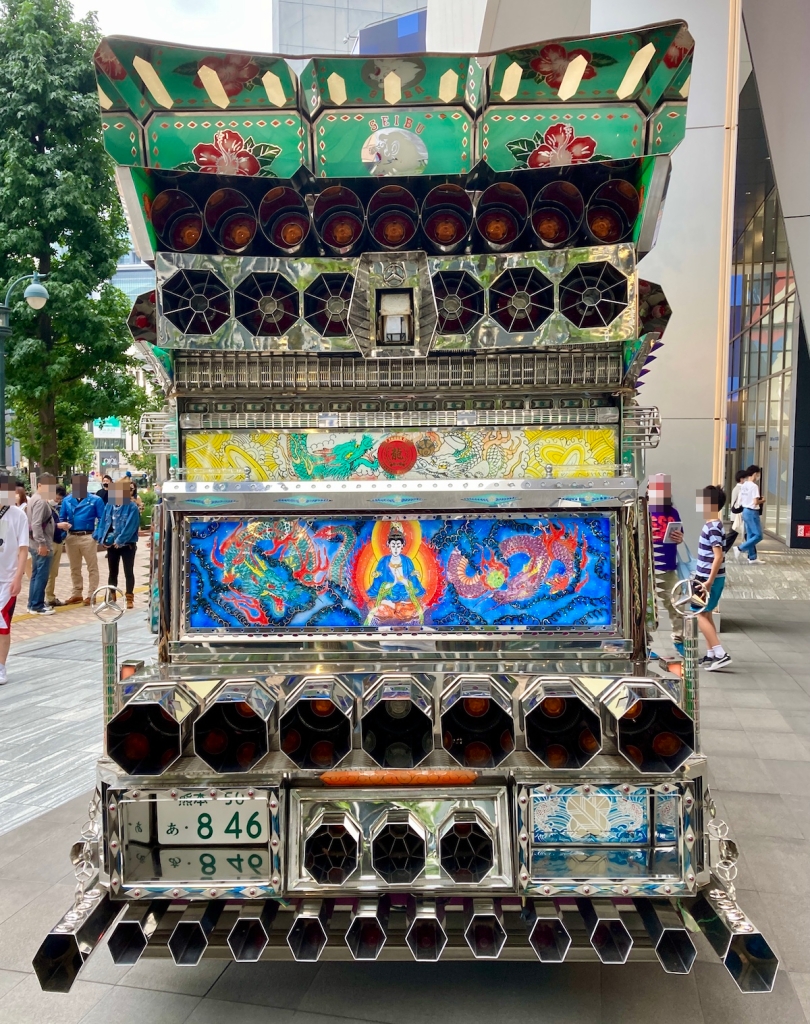We spot the legendary dekotora Aki Kannon, dedicated to actress and ...