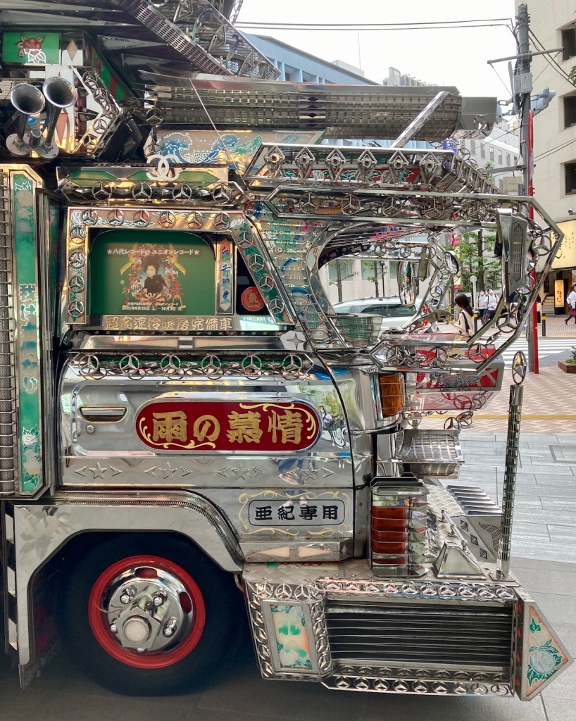 We spot the legendary dekotora Aki Kannon, dedicated to actress and ...