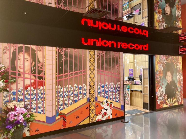 We spot the legendary dekotora Aki Kannon, dedicated to actress and ...