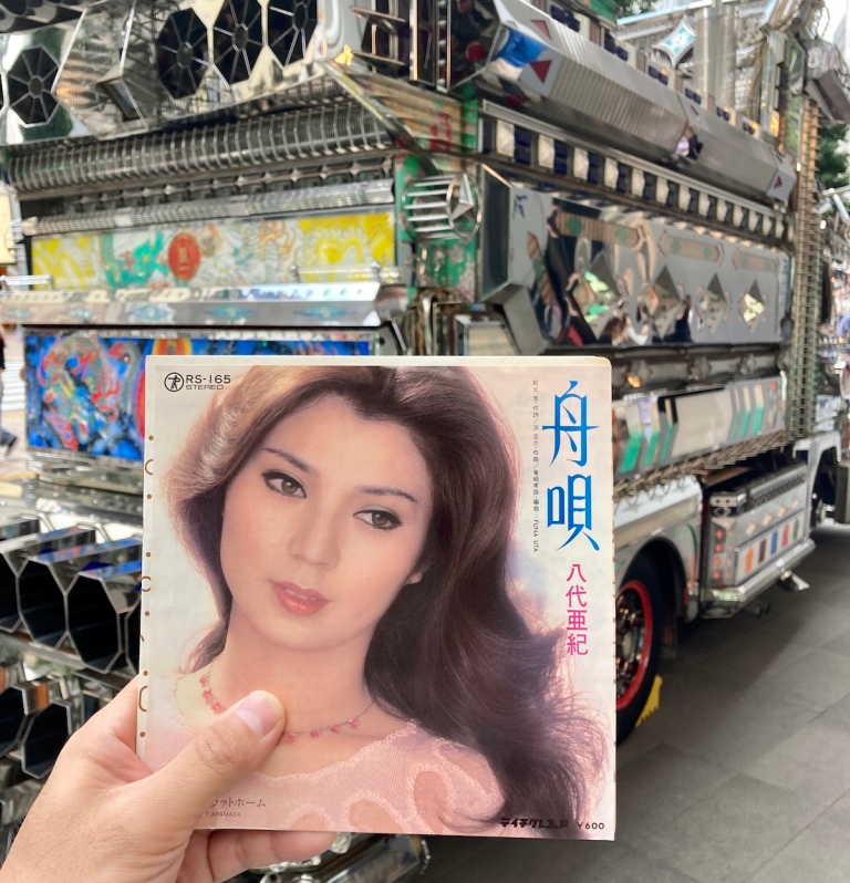We spot the legendary dekotora Aki Kannon, dedicated to actress and ...