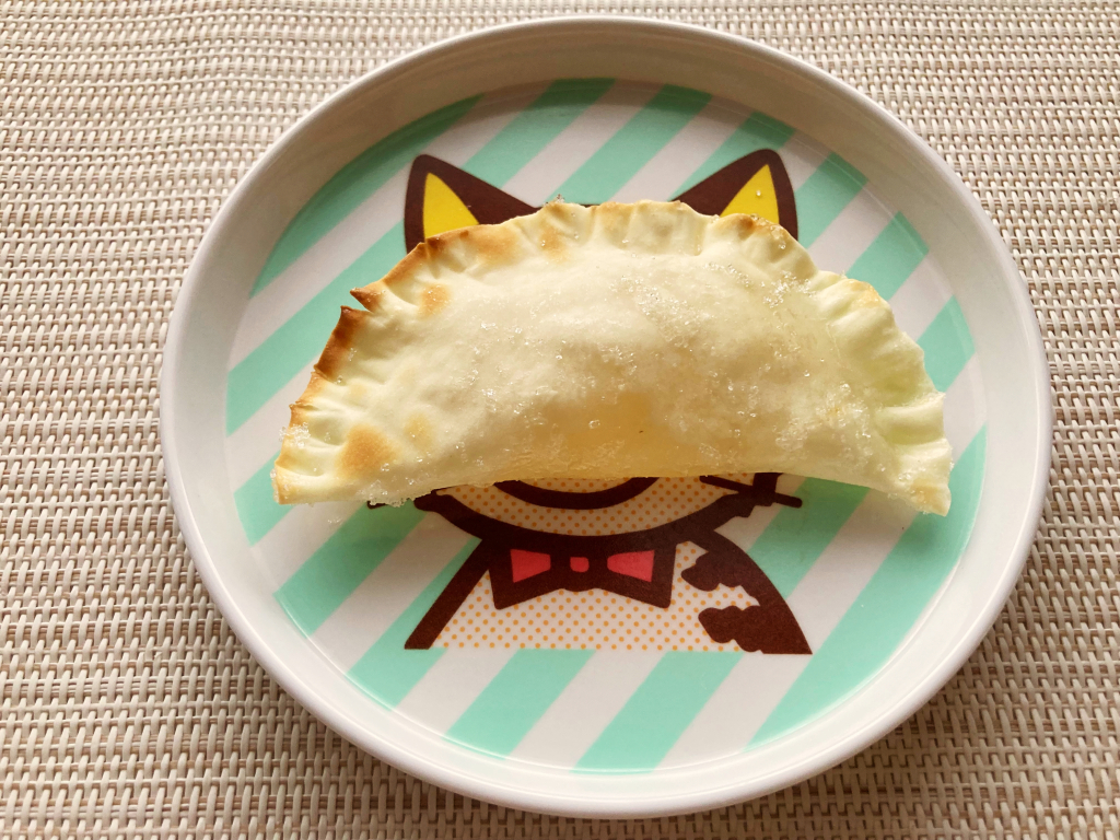 We made pan-fried and baked mini apple pies using gyoza dumpling ...