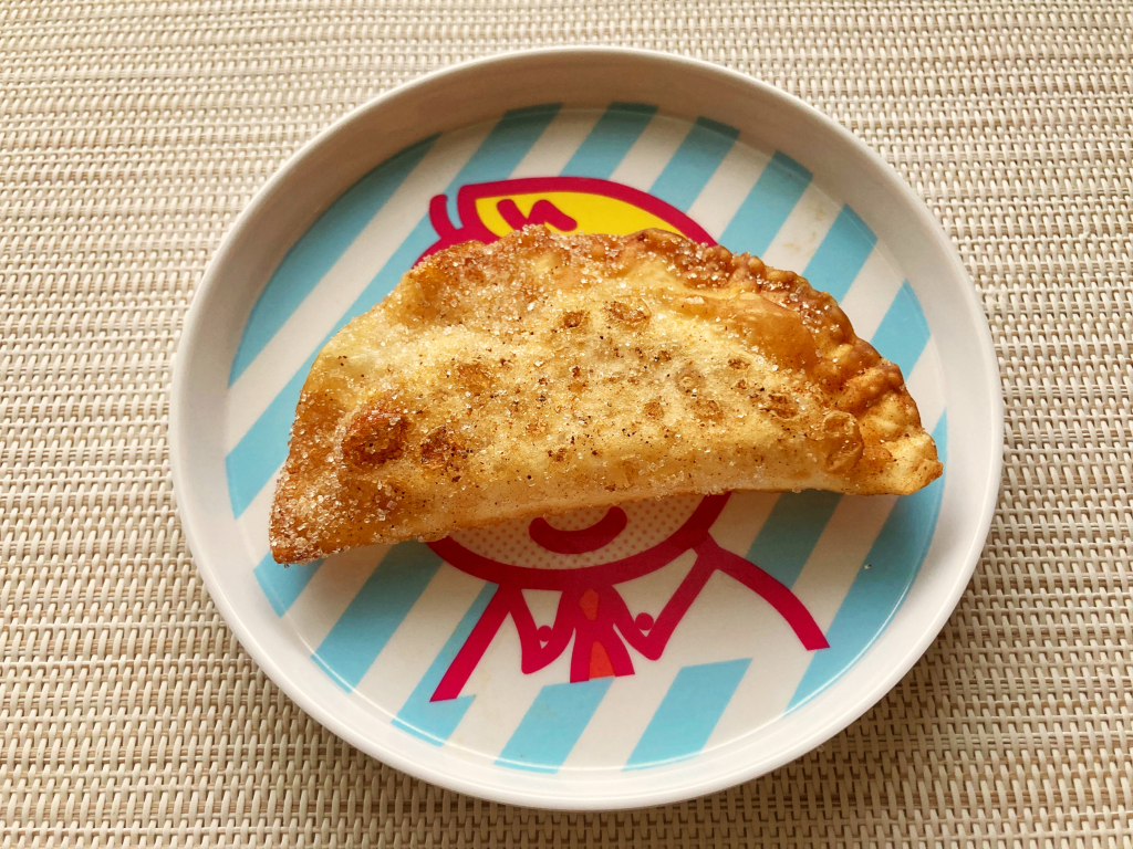 We made pan-fried and baked mini apple pies using gyoza dumpling ...