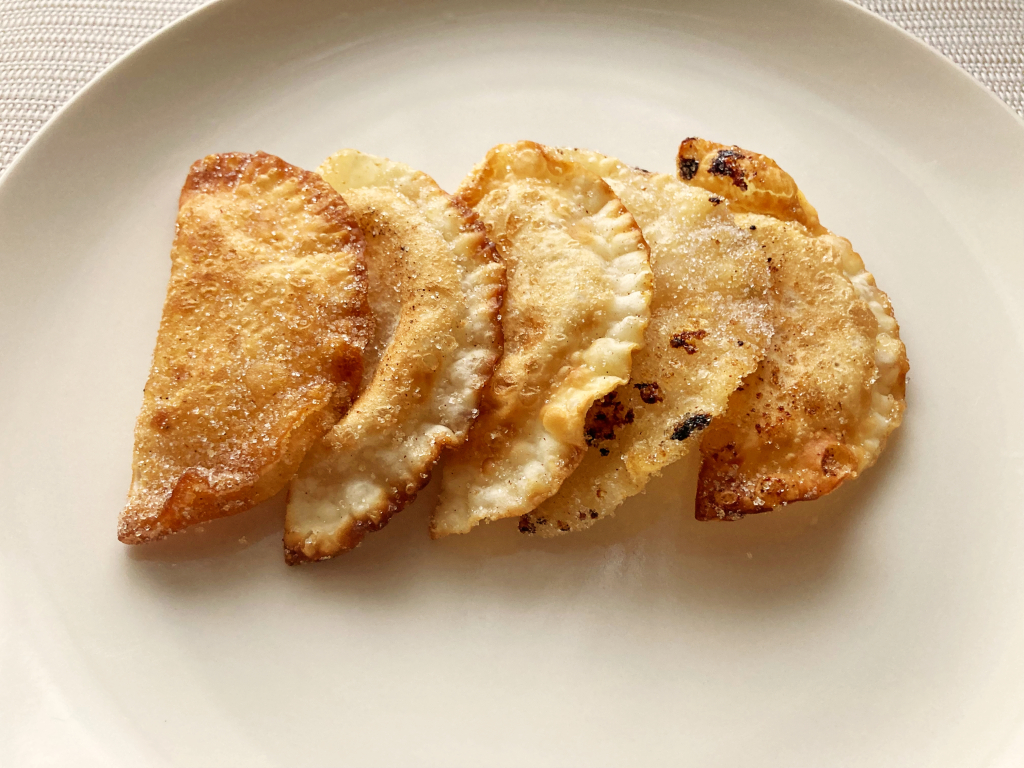 We made pan-fried and baked mini apple pies using gyoza dumpling ...