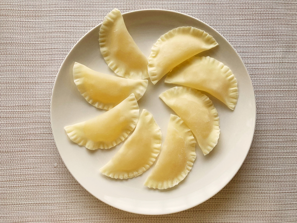 We made pan-fried and baked mini apple pies using gyoza dumpling ...