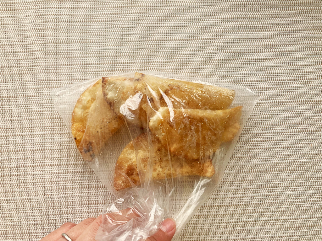 We made pan-fried and baked mini apple pies using gyoza dumpling ...