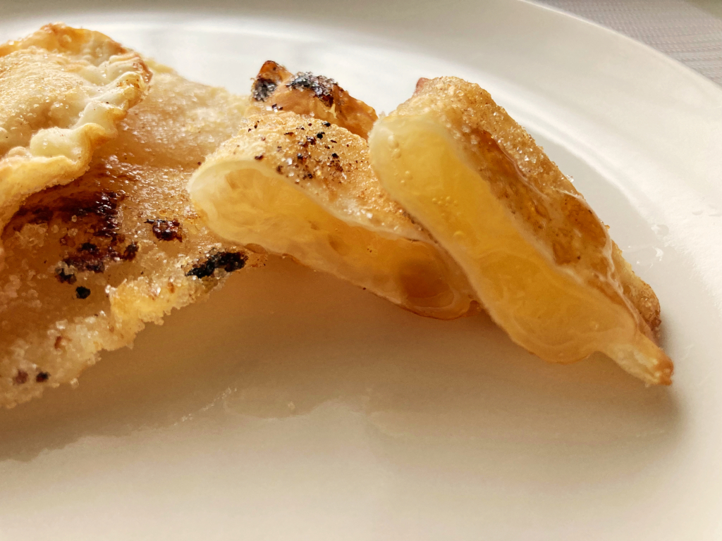 We made pan-fried and baked mini apple pies using gyoza dumpling ...