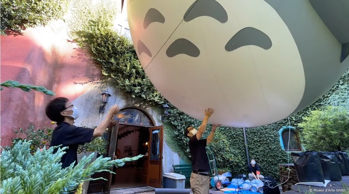 Giant flying Totoro balloon appears at Tokyo’s Ghibli Museum【Video ...