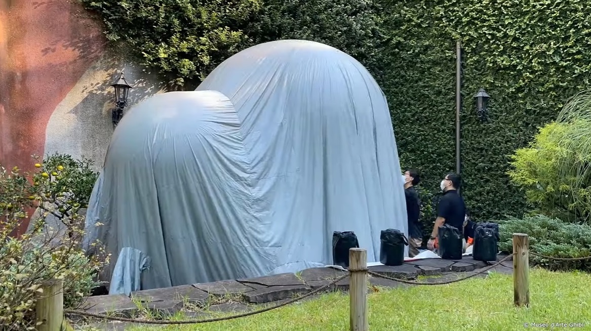 Giant flying Totoro balloon appears at Tokyo’s Ghibli Museum【Video ...