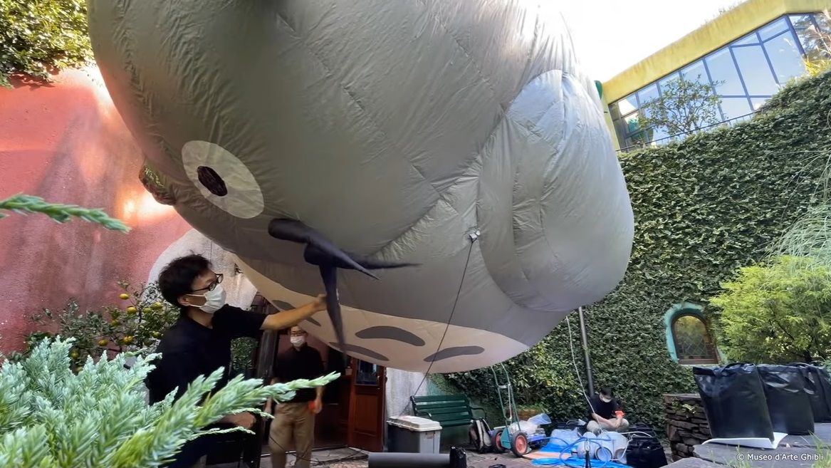 Giant flying Totoro balloon appears at Tokyo’s Ghibli Museum【Video ...