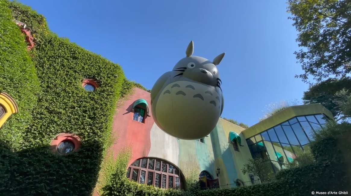 Giant flying Totoro balloon appears at Tokyo’s Ghibli Museum【Video ...