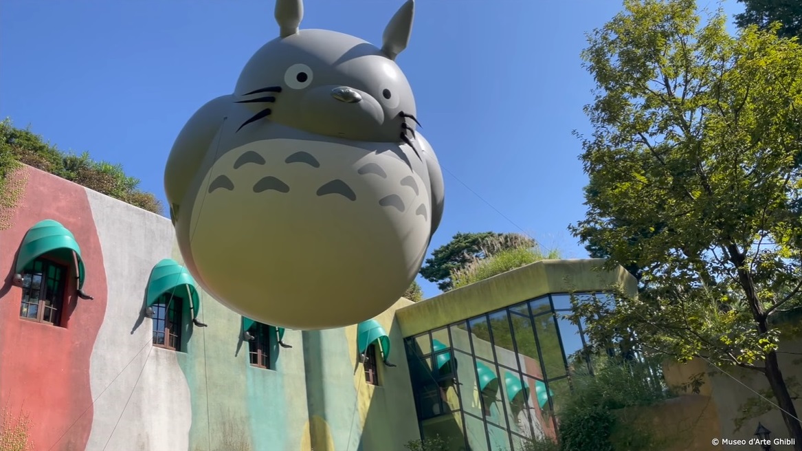 Giant flying Totoro balloon appears at Tokyo’s Ghibli Museum【Video ...
