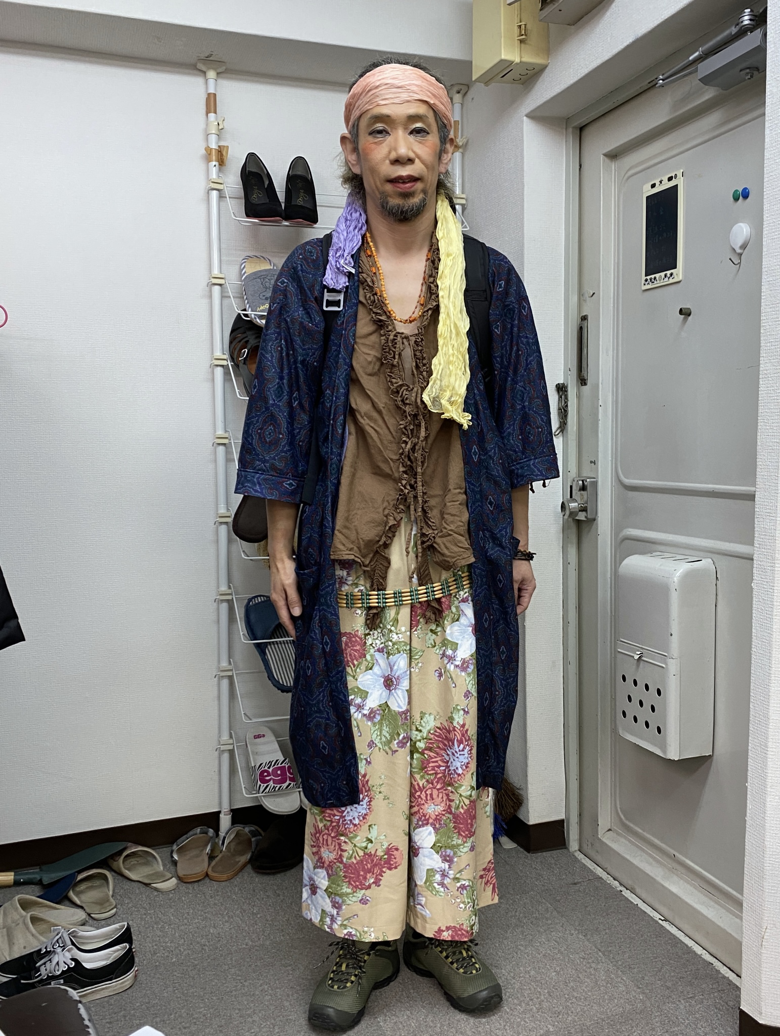 9 middle-aged Japanese men try putting on their own makeup | SoraNews24 ...