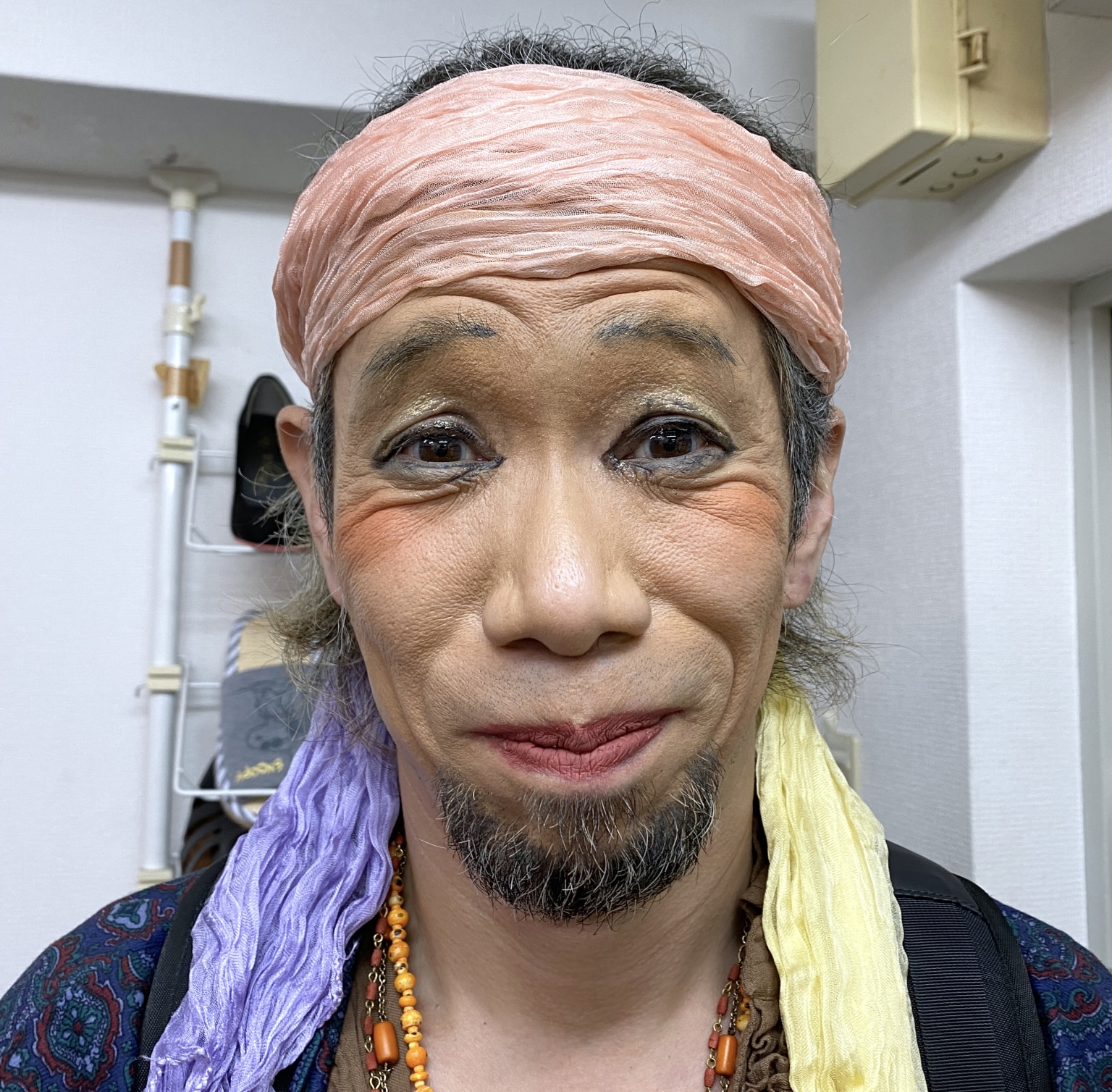 9 middle-aged Japanese men try putting on their own makeup | SoraNews24 ...