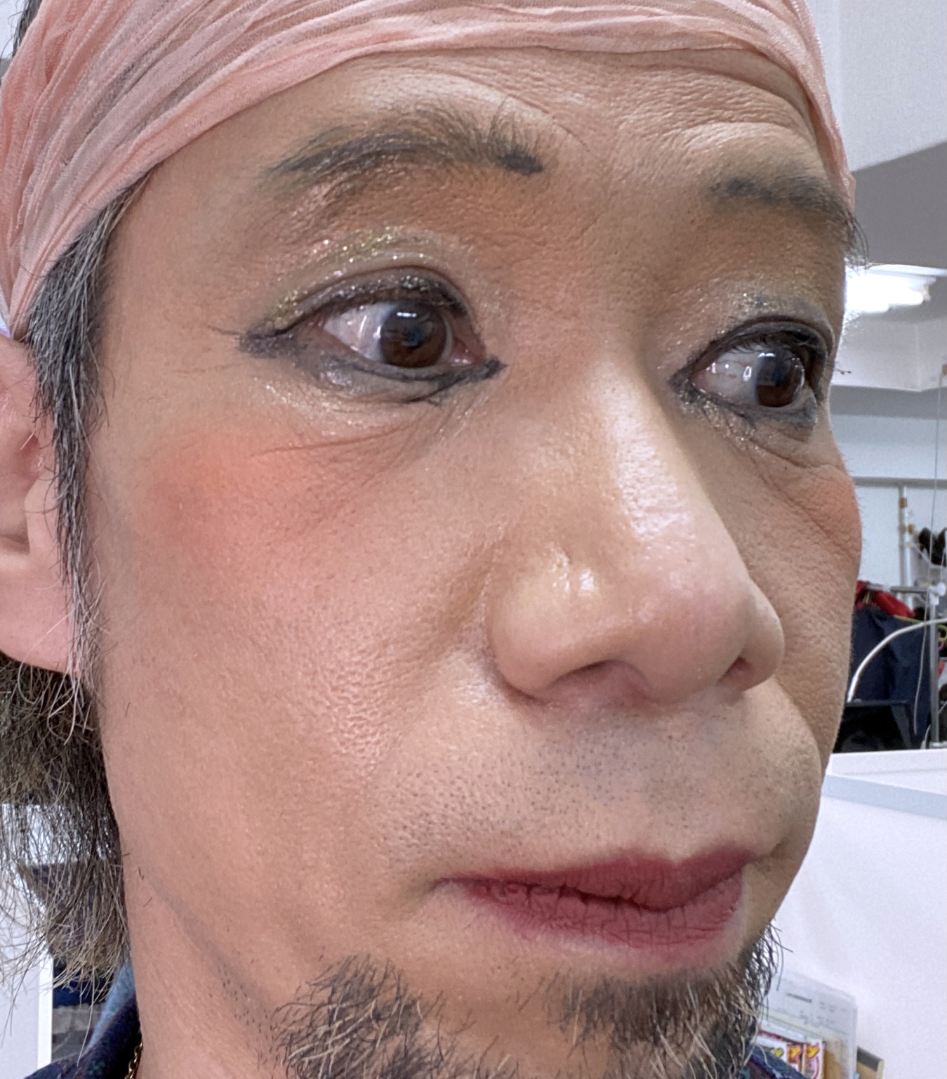 9 middle-aged Japanese men try putting on their own makeup | SoraNews24 ...