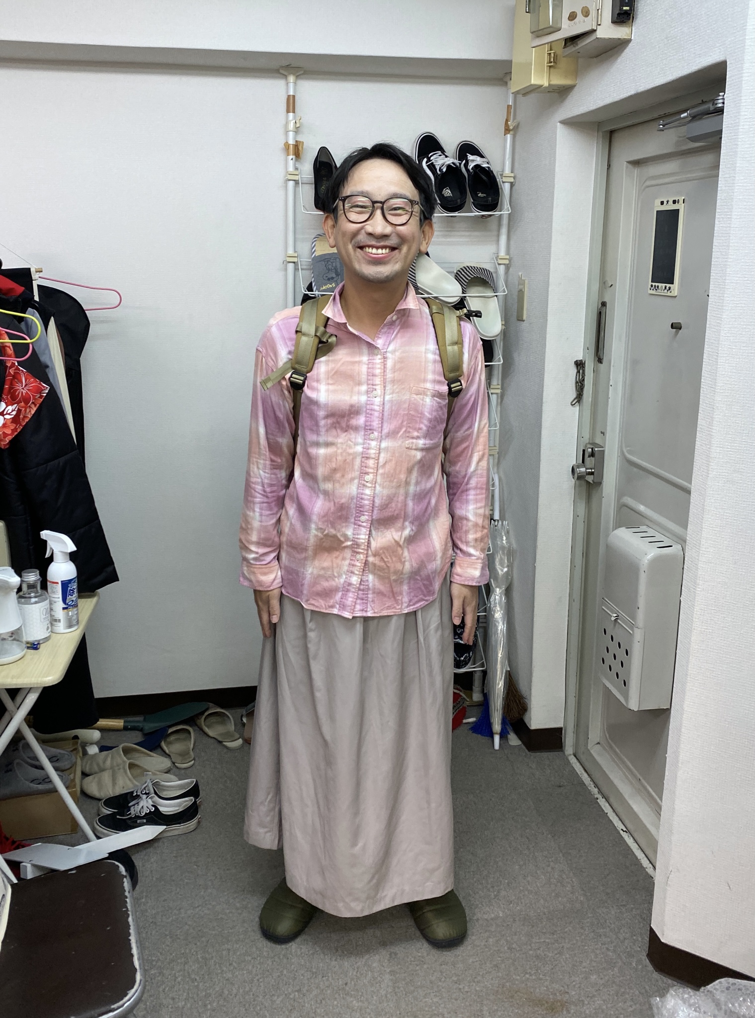 9 middle-aged Japanese men try putting on their own makeup | SoraNews24 ...