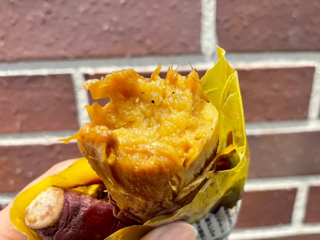We try roasted sweet potatoes from a Japanese vending machine ...