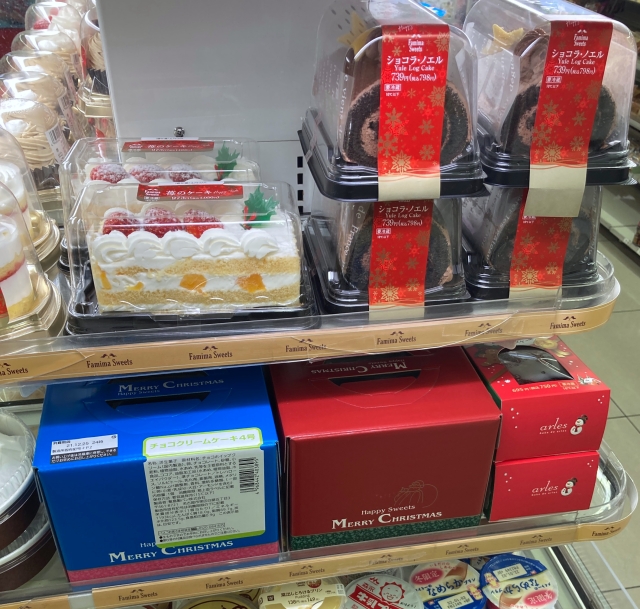 Which convenience store sells the best Japanese Christmas cakes ...
